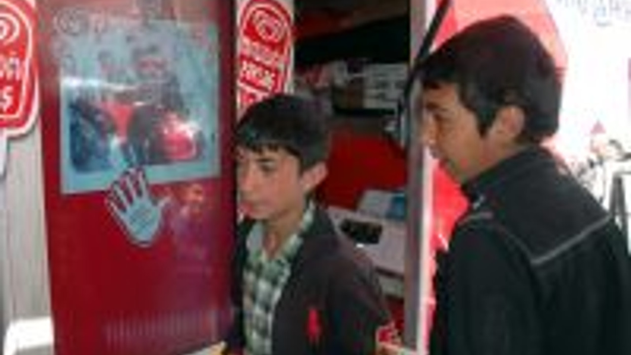 VAN POLİSİ VE ALGİDA GÜN BOYUNCA VANLILARA DONDURMA DAĞITTI | Güncel