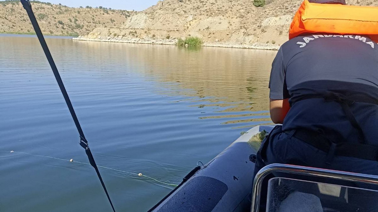 250 metrelik ağla balık avlayıyordu, balıklar ağa o jandarmaya ...