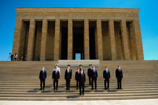 Cumhurbaşkanı Erdoğan ve YAŞ üyeleri Anıtkabir'de - Haber3 Cumhurbaşkanı Erdoğan ve YAŞ üyeleri Anıtkabir'de - Haber3