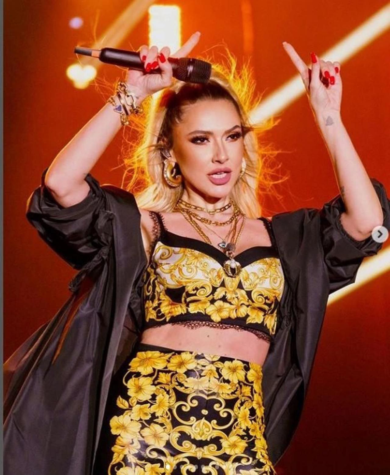 Hadise göğüs dekolteli pozlarıyla Instagram'ı yaktı geçti - Haber3