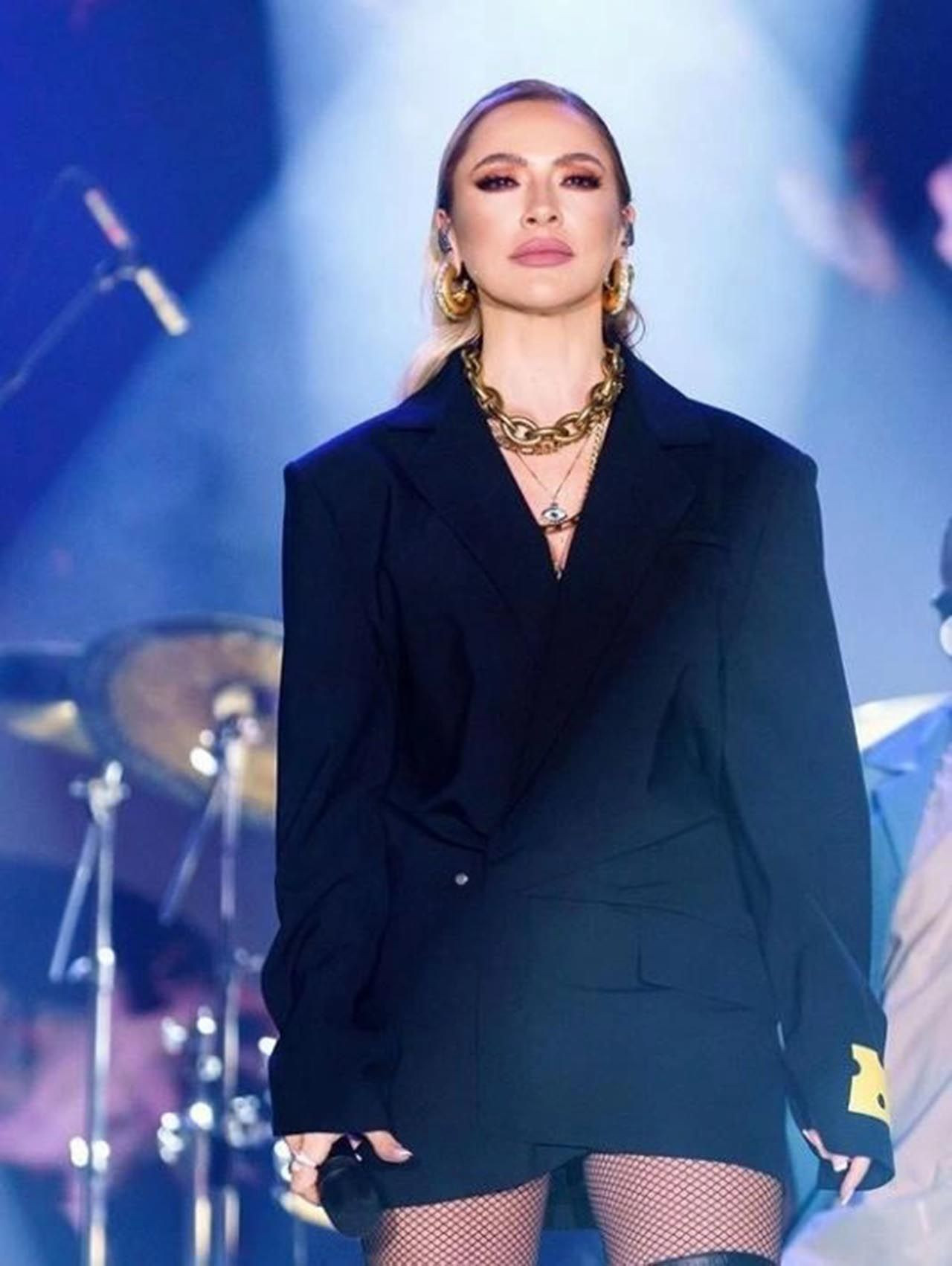 Hadise'nin göğüs dekolteli pozuna beğeni ve yorum yağdı - Haber3