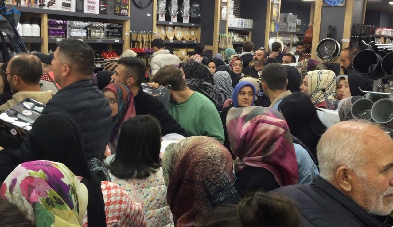 Alışveriş merkezinde indirim izdihamı - Haber3