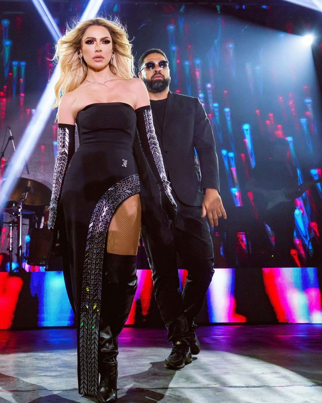 Hadise yine yaranamadı: Göğüs dekoltesi olay oldu, bacak yırtmacıyla ...