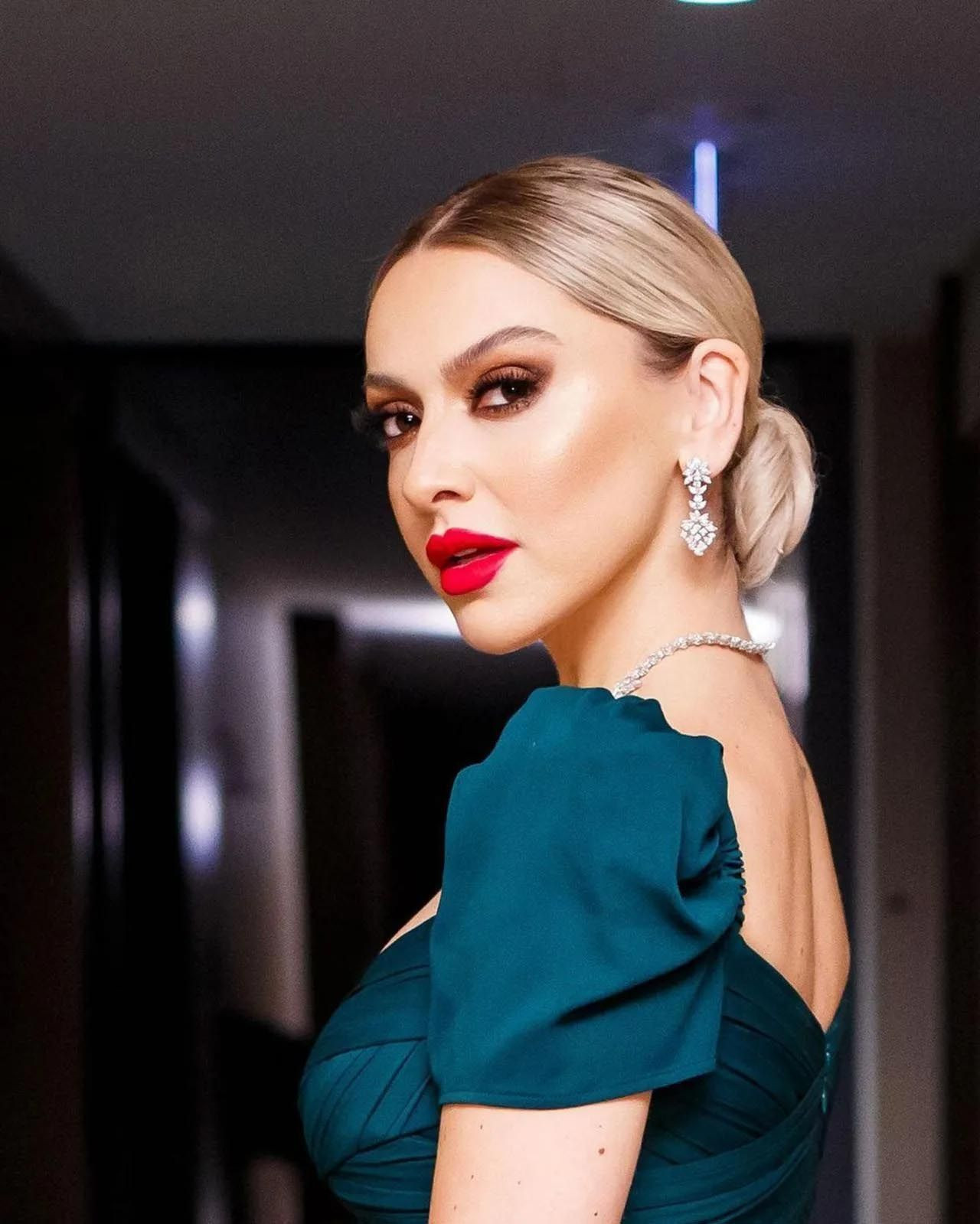 Hadise ayna karşısında sütyensiz poz verdi, sosyal medya yıkıldı - Haber3